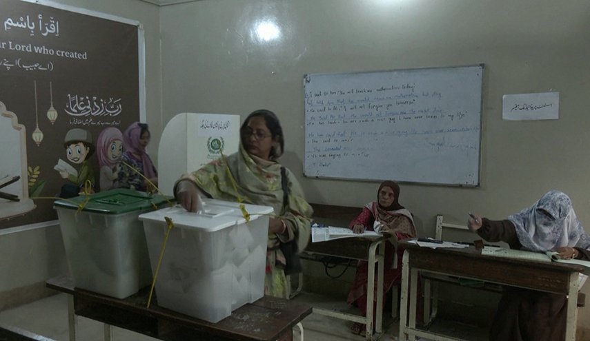 حزب عمران خان يسعى لتشكيل الحكومة الباكستانية بعد فوزه في الانتخابات